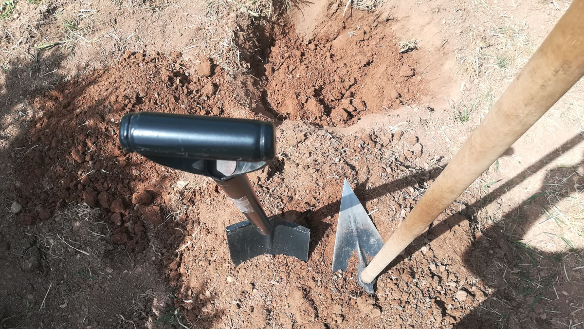 Easy digging in the garden - Trench how and metal shovel - Two tools ...
